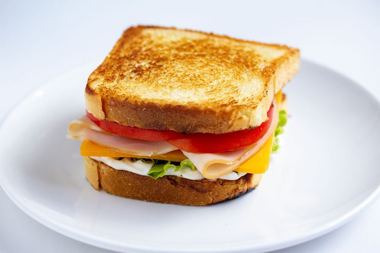 Sendvič sa dimljenim pilećim prsima - Njam.ba