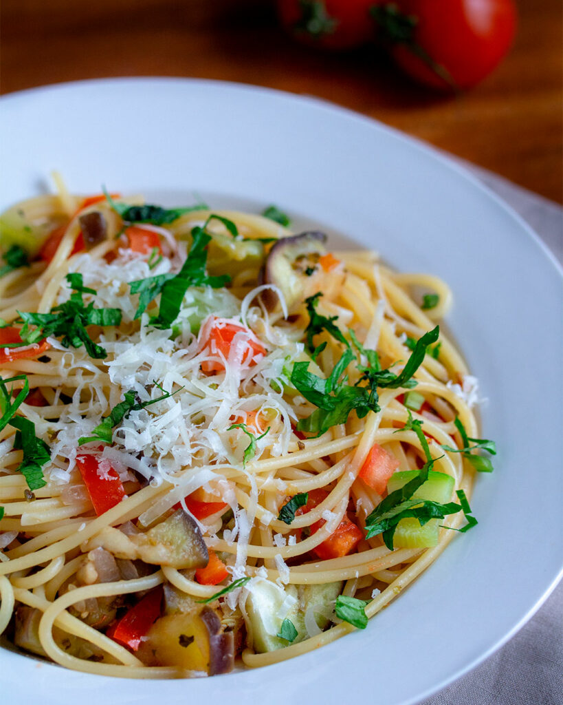 Spaghetti s tikvicom, patlidžanom i paprikom - Njam.ba