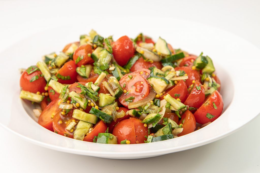 Salata sa paradajzom, krastavcem i lukom - Njam.ba
